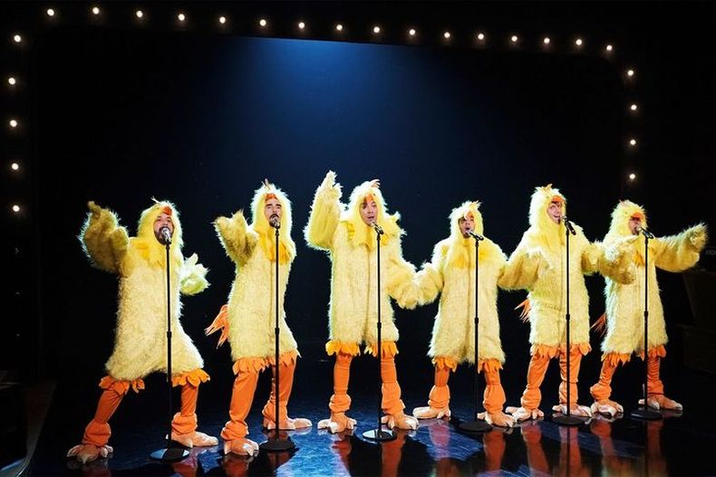 Backstreet Boys y Jimmy Fallon cantaron Everybody vestidos de pollo
