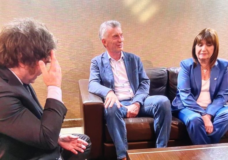 La foto de la reunión de Macri, Bullrich y Milei en el búnker de La Libertad Avanza