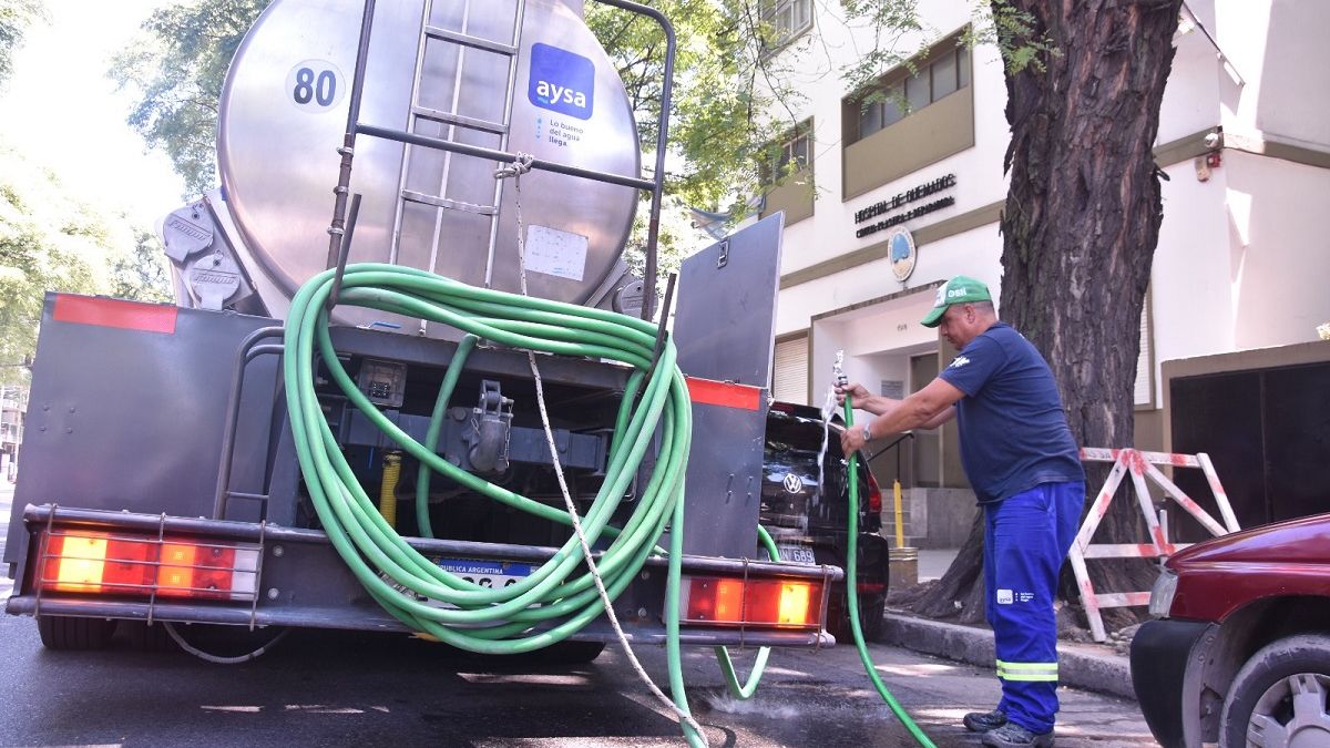 Tras el incendio de la subestación de Edesur en Caballito, AySA desplegó camiones cisternas