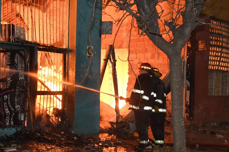 Voraz incendio en una fábrica de plásticos en Mar del Plata