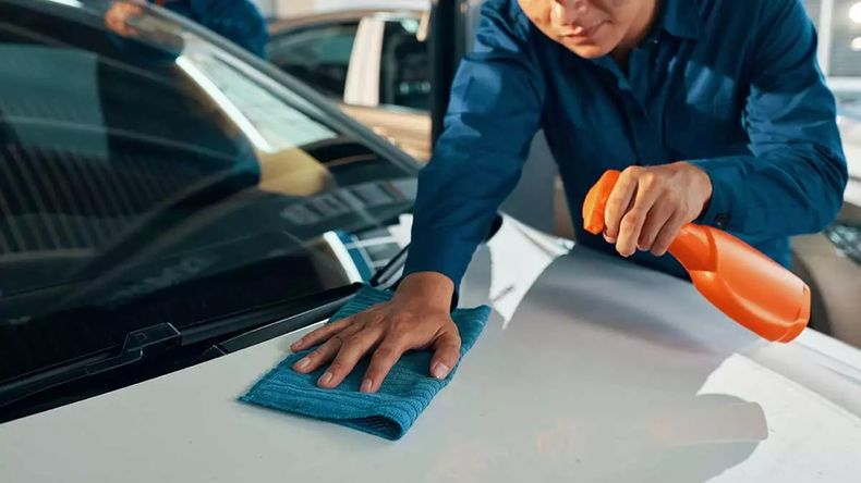 Cómo limpiar un auto en seco y que quede impecable
