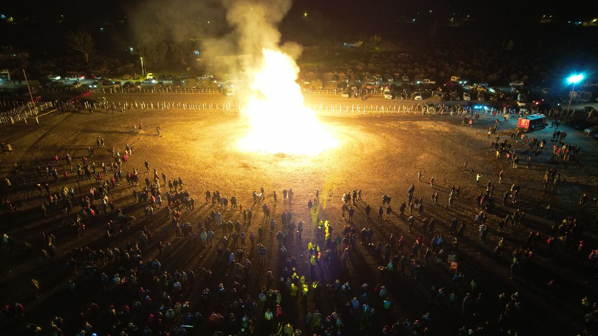 De qué se trata la tradición de la fogata gigante del Pigñarul en ...