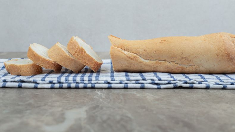 Novedoso: cómo ablandar el pan duro con papel de cocina para recuperarlo