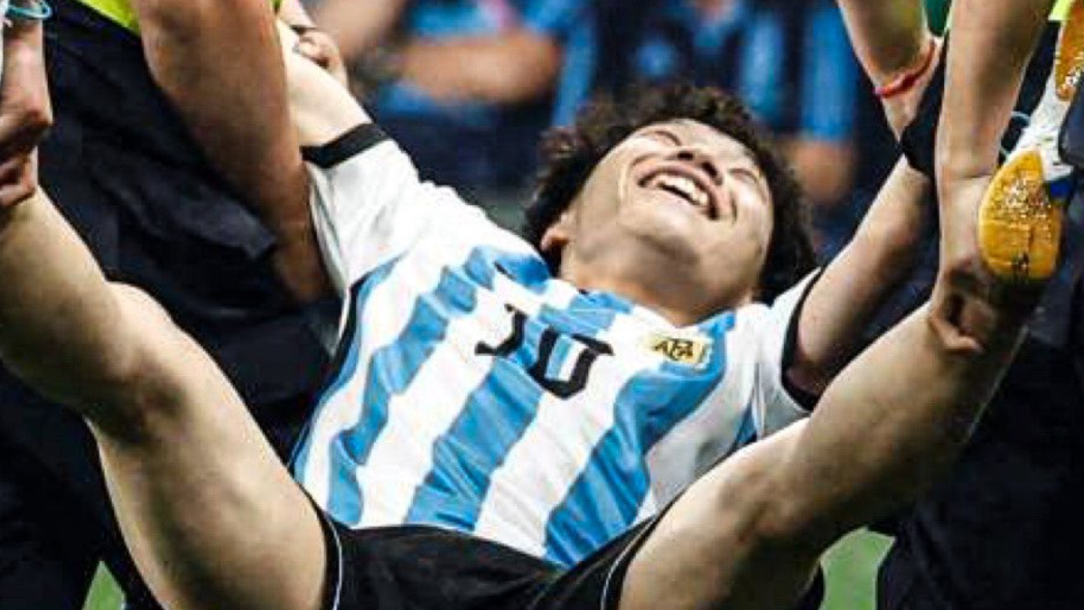 Video: el tierno gesto de Messi con el fan que ingresó a la cancha