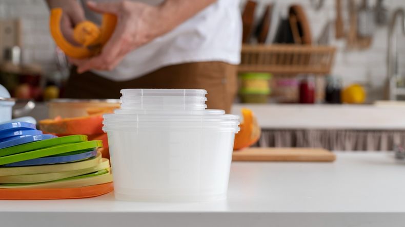 El truco definitivo para limpiar un tupper manchado