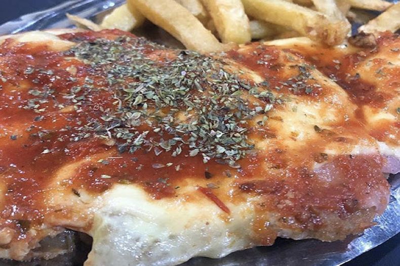 El bodegón de Buenos Aires con super milanesas de tres sabores
