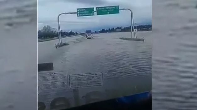 Video: por el temporal en Buenos Aires, se inundó la ruta 9 en San Nicolás