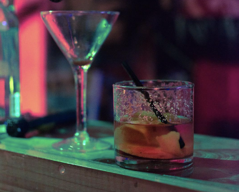 El bar en Buenos Aires con una hermosa terraza con cine al aire libre