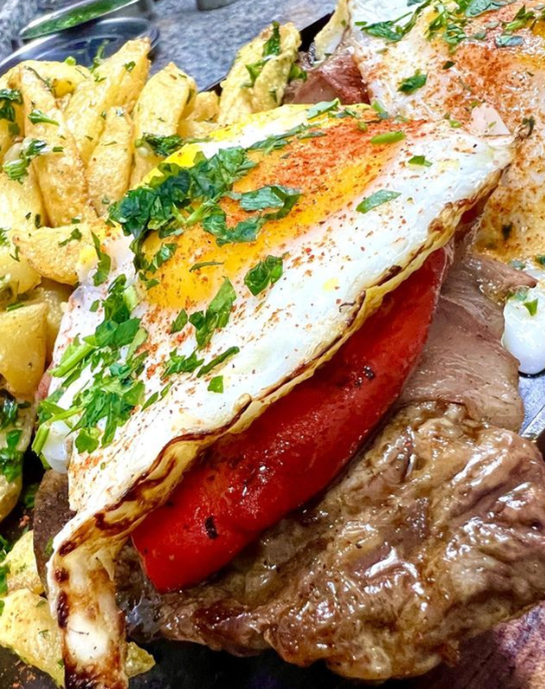 El bodegón de Buenos Aires para comer un matambre a la pizza de ensueño