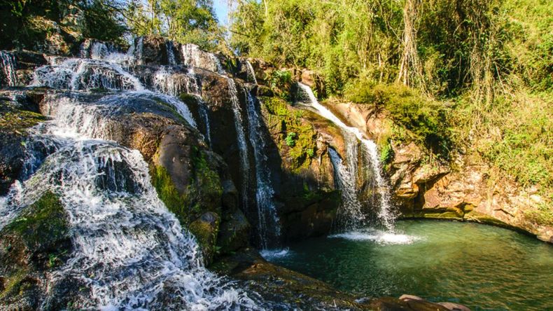 Turismo de Argentina: el hermoso salto de agua que está en medio de una ...