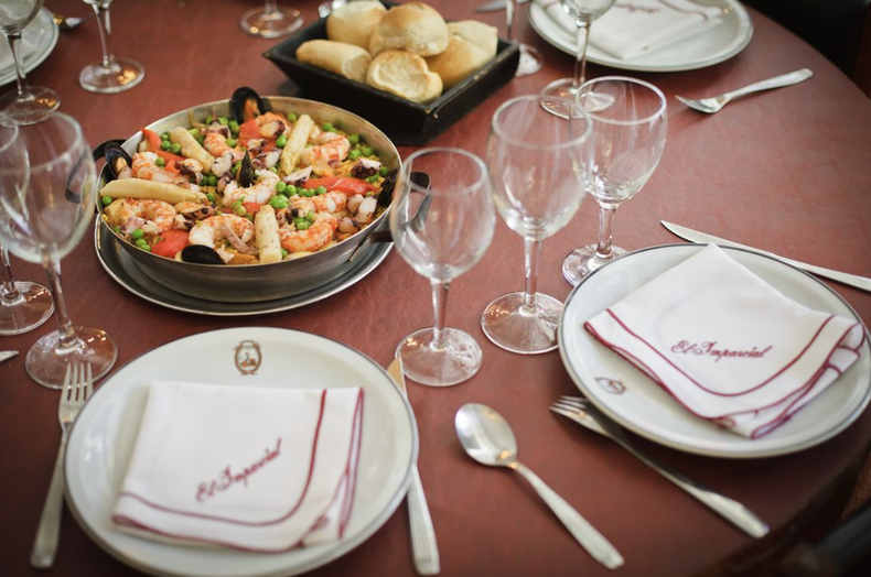 El bodegón de Buenos Aires que ofrece más de 150 platos y una amplia carta de vinos