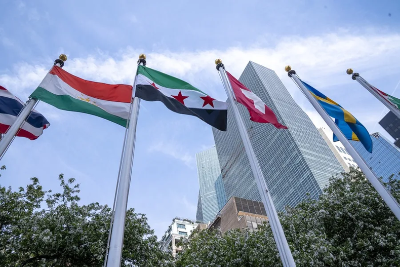 La nueva bandera de Siria se izó por primera vez en la sede de la ONU ...