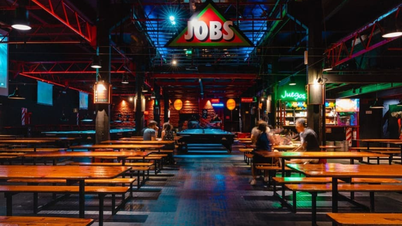 El famoso bar de Buenos Aires con juegos que reabrió sus puertas