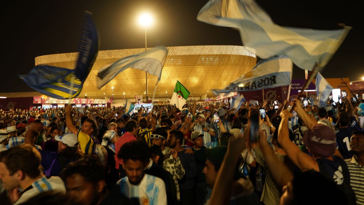 Video: espectacular banderazo de los argentinos en Qatar en la previa ...