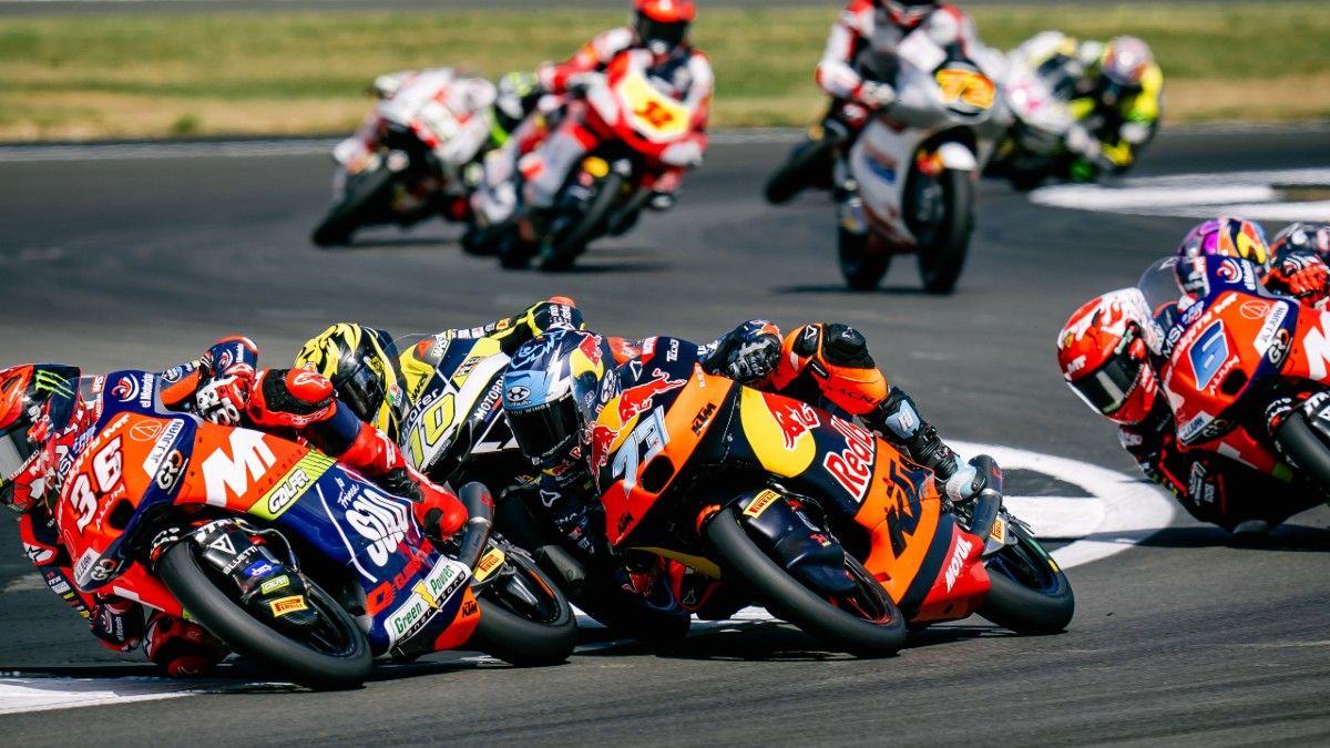 El choque de Valentín Perrone en Moto3 que le quitó la victoria tras la ...